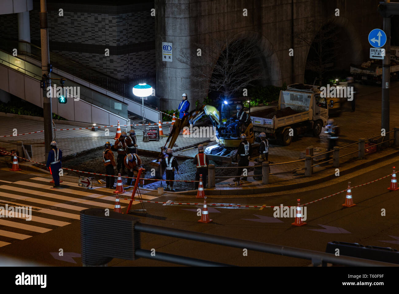 Road night construction workers hi-res stock photography and images - Alamy