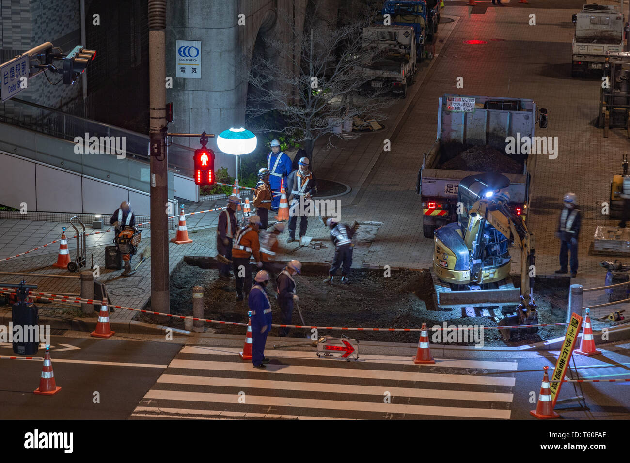 Road night construction workers hi-res stock photography and images - Alamy