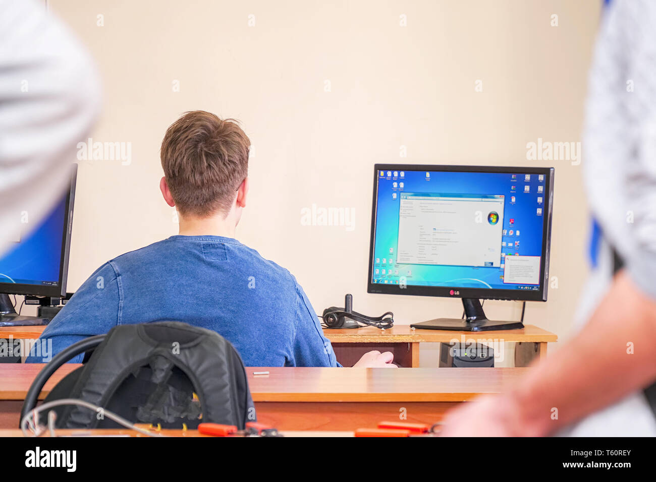 College boys desktop computer hi-res stock photography and images - Alamy
