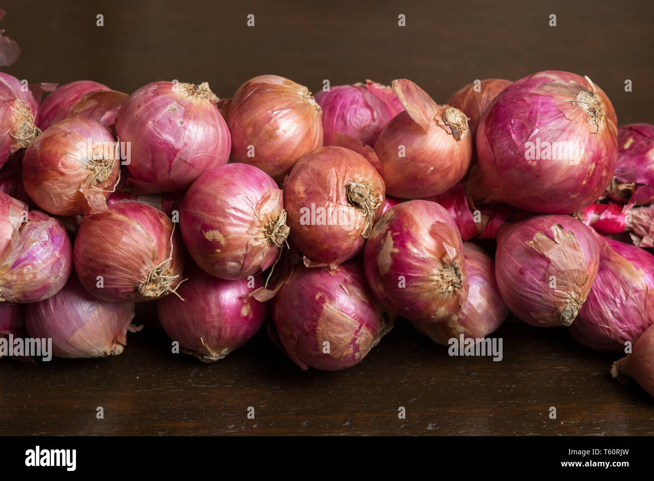 White onions and red shallots hi-res stock photography and images - Alamy