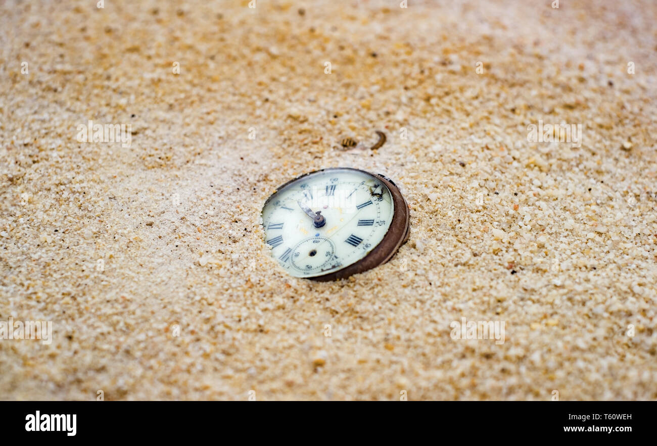 Pocket watch sand hi-res stock photography and images - Alamy