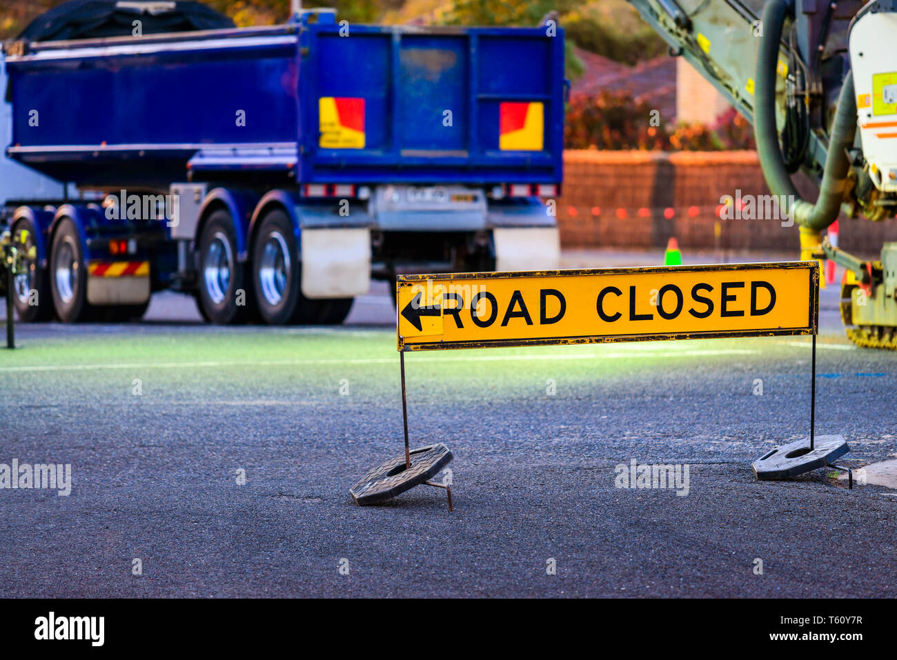 Road closed sign new hi-res stock photography and images - Alamy