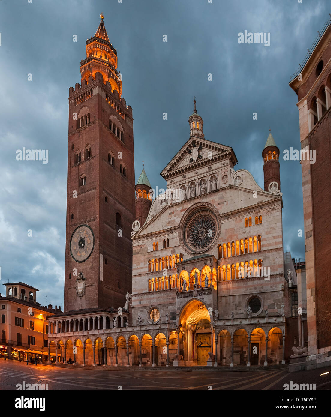 Cremona: veduta notturna di piazza del Comune con il Duomo , il ...