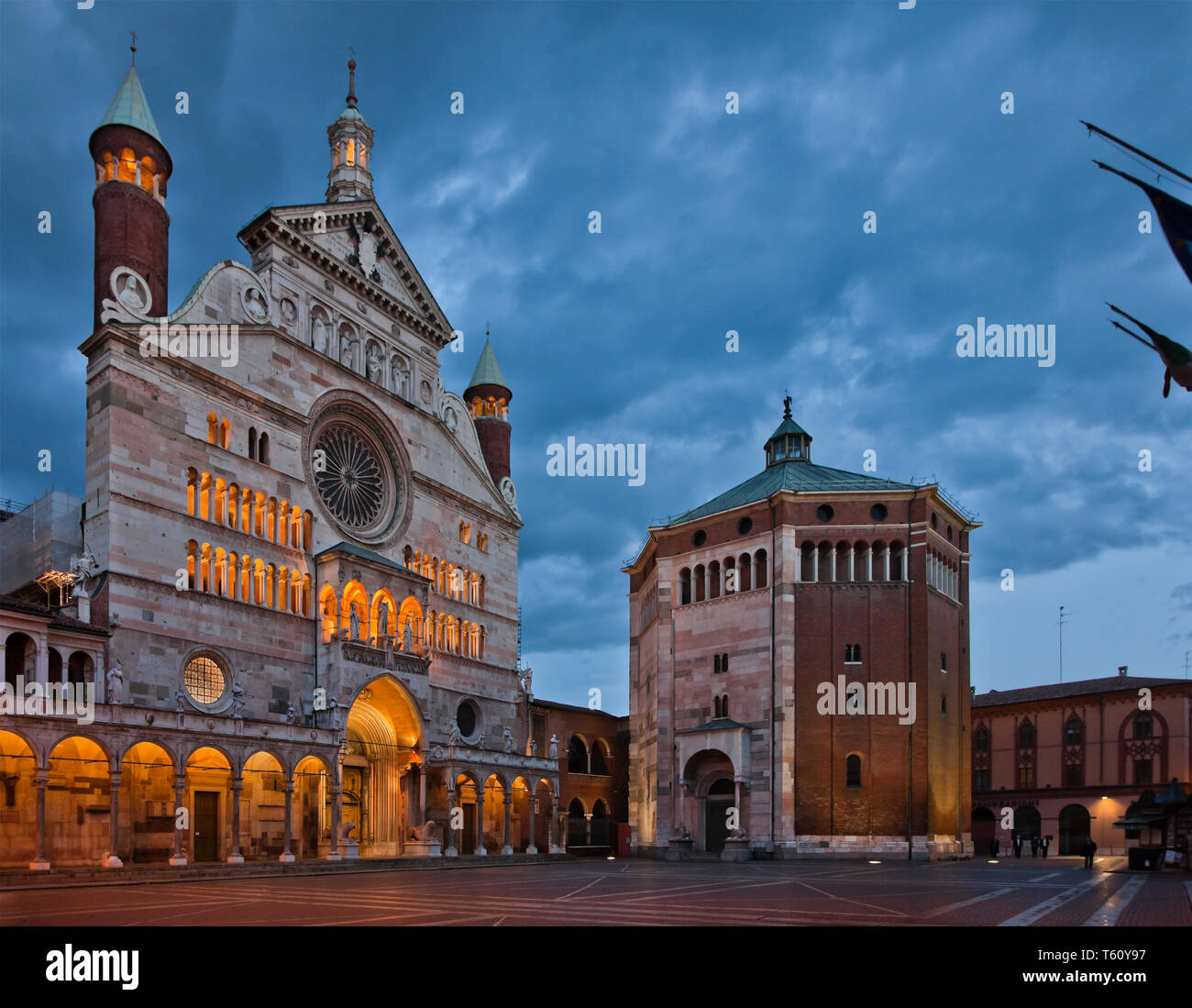 Cremona: veduta notturna di piazza del Comune con il Duomo , il ...