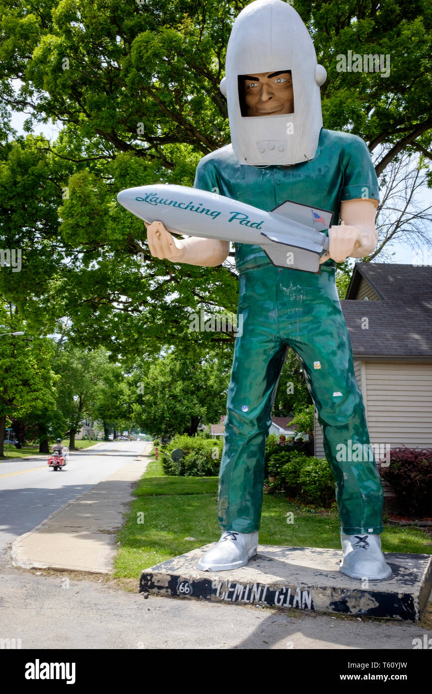 Muffler man statue hi-res stock photography and images - Alamy
