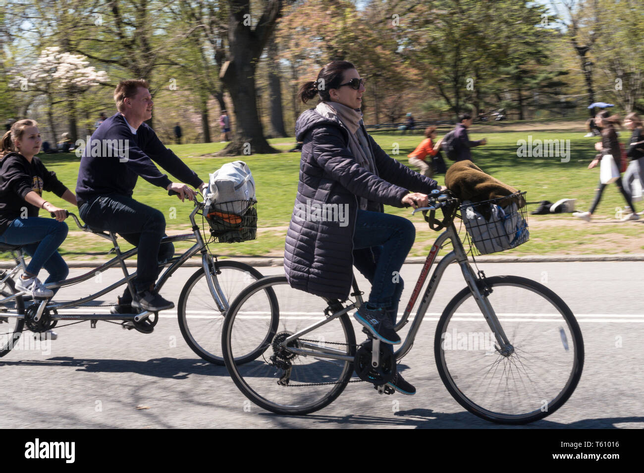 People riding bikes hi-res stock photography and images - Alamy