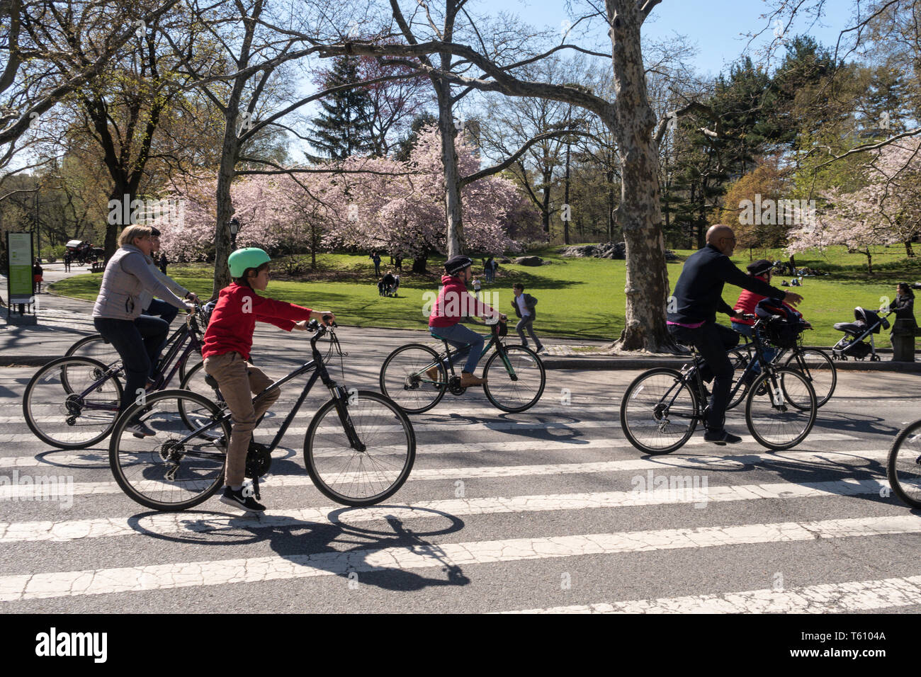 People riding bikes hi-res stock photography and images - Alamy