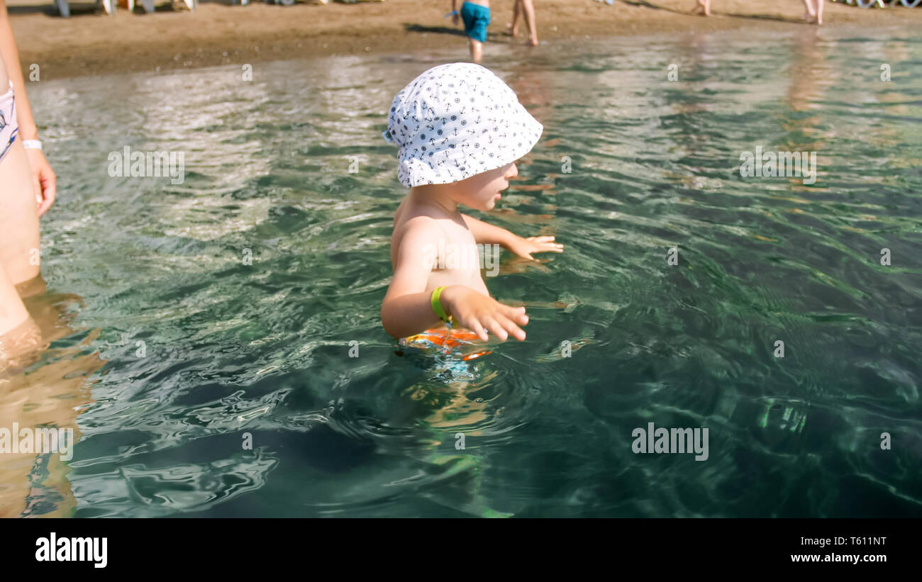 Child afraid of sea hi-res stock photography and images - Alamy