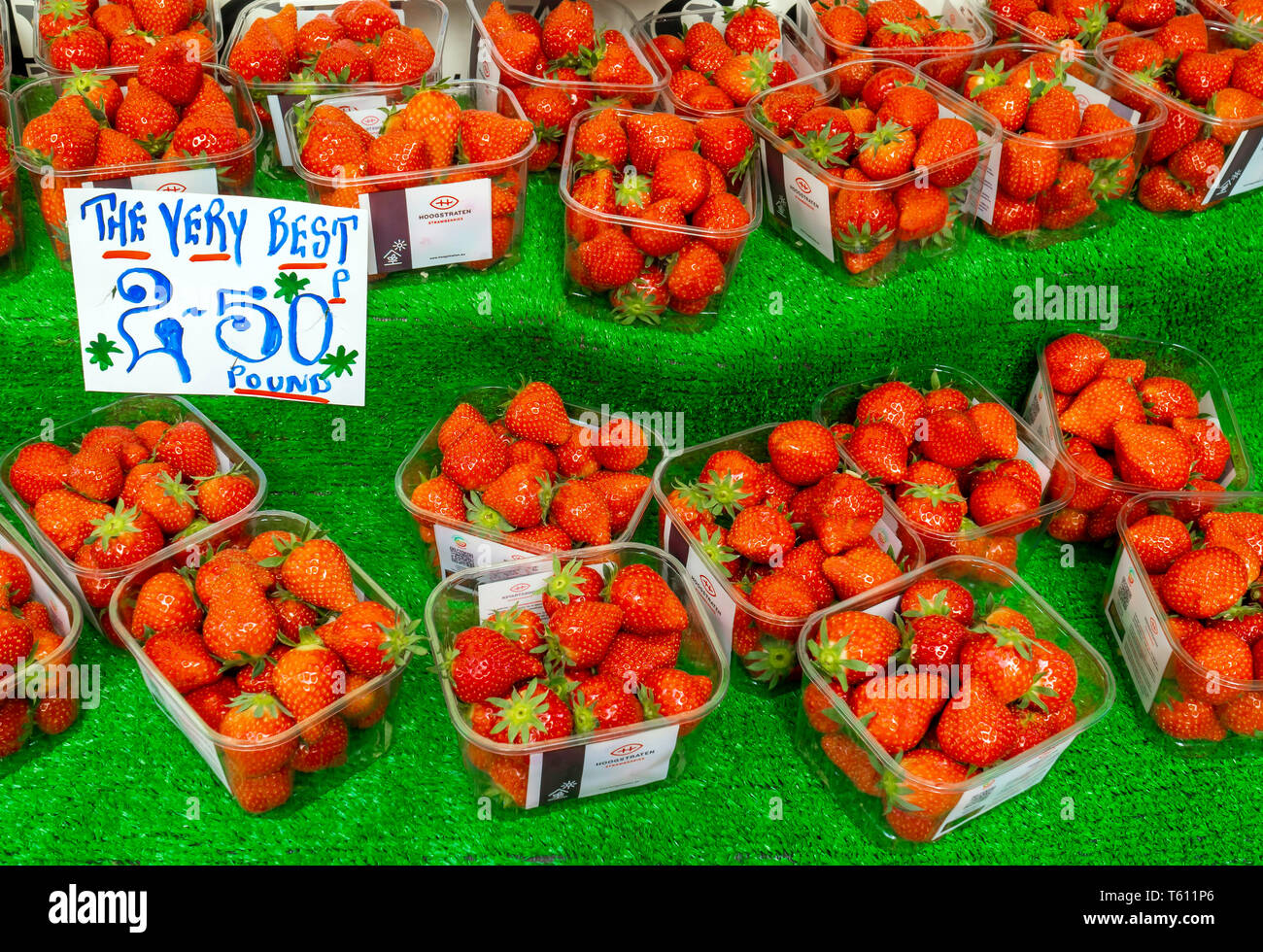 Fruit stall display of strawberries hi-res stock photography and images ...