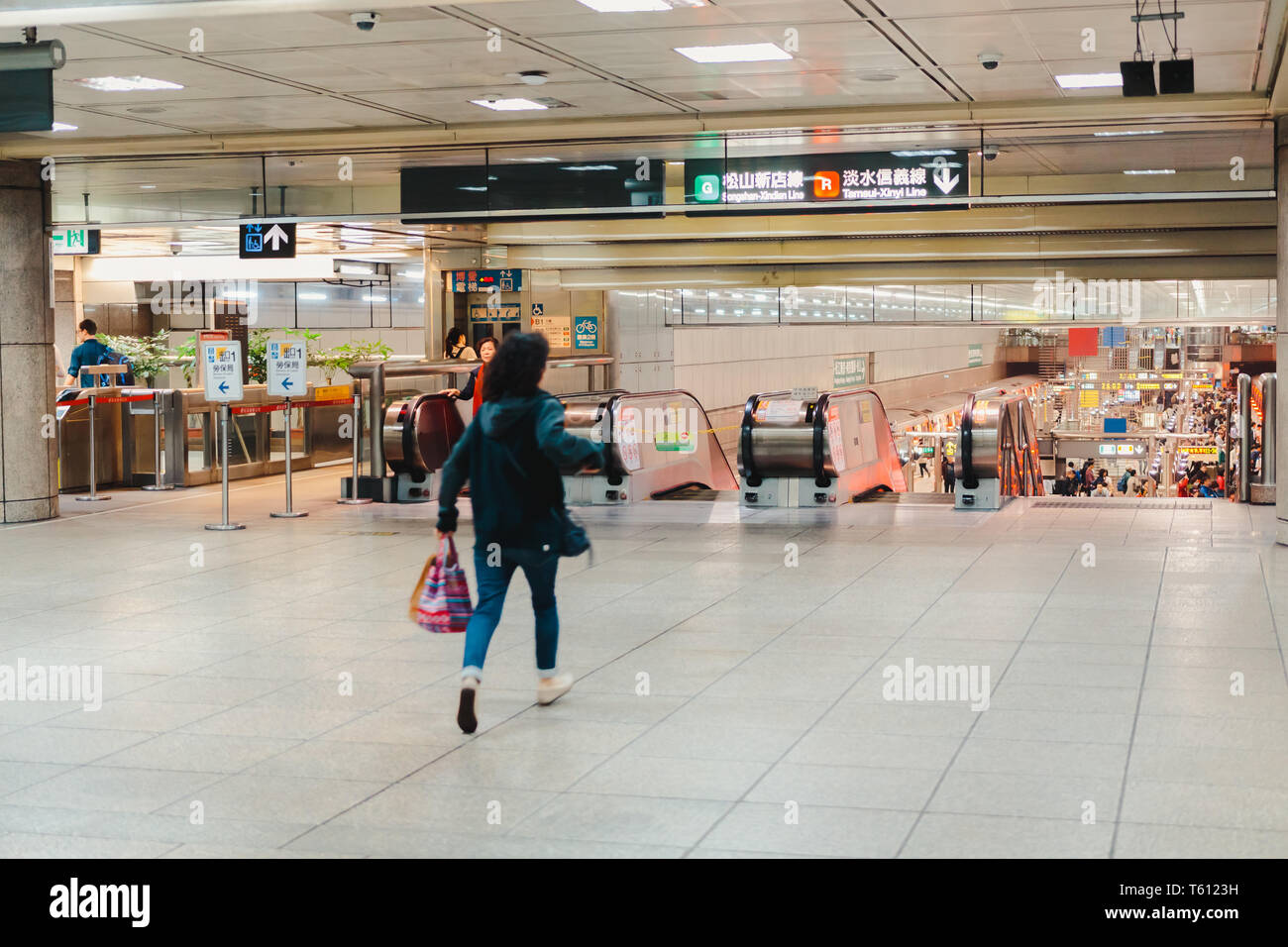 Commuter running to the platform of taiwanese MRT station during rush ...