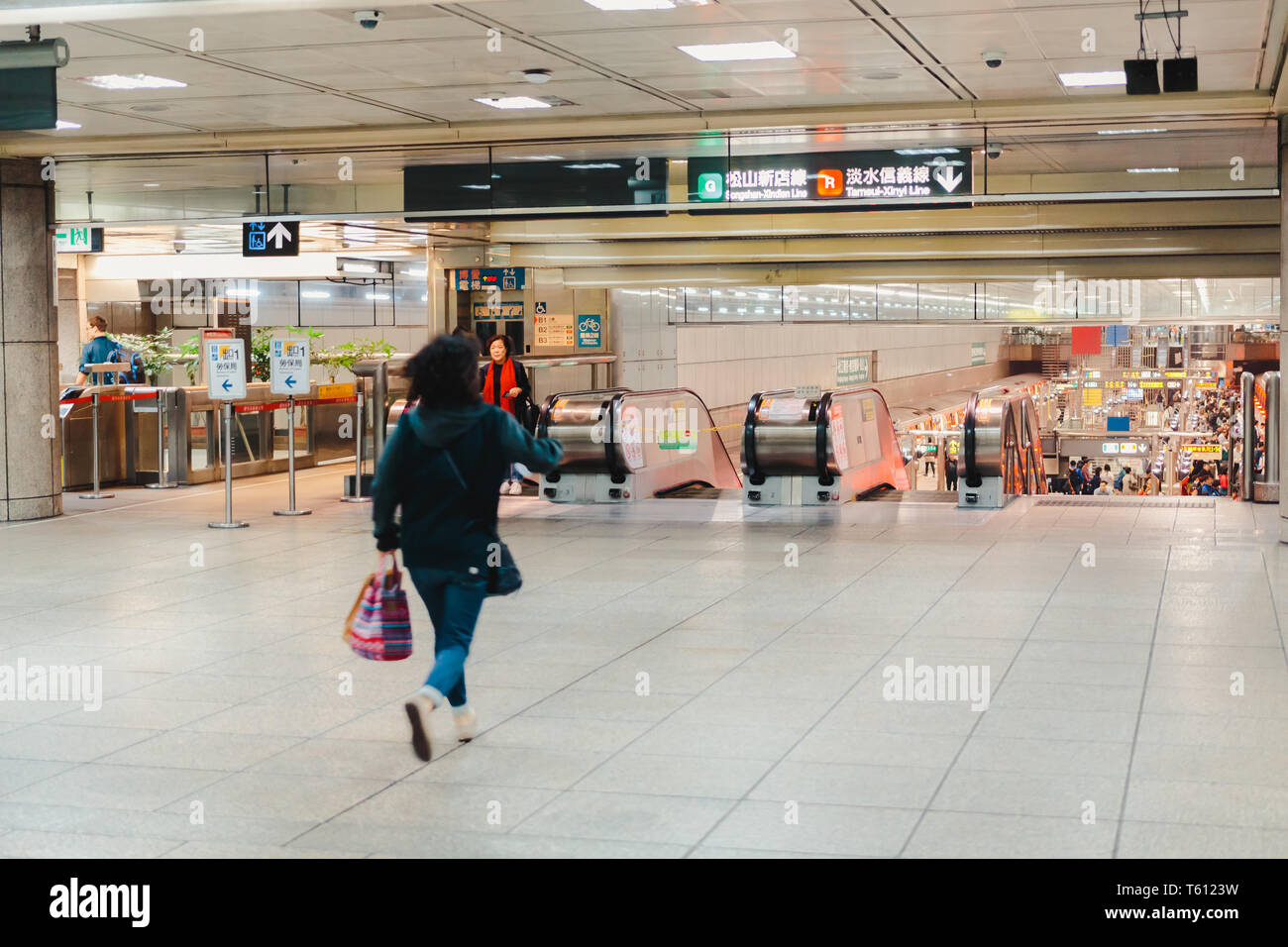 Commuter running to the platform of taiwanese MRT station during rush ...