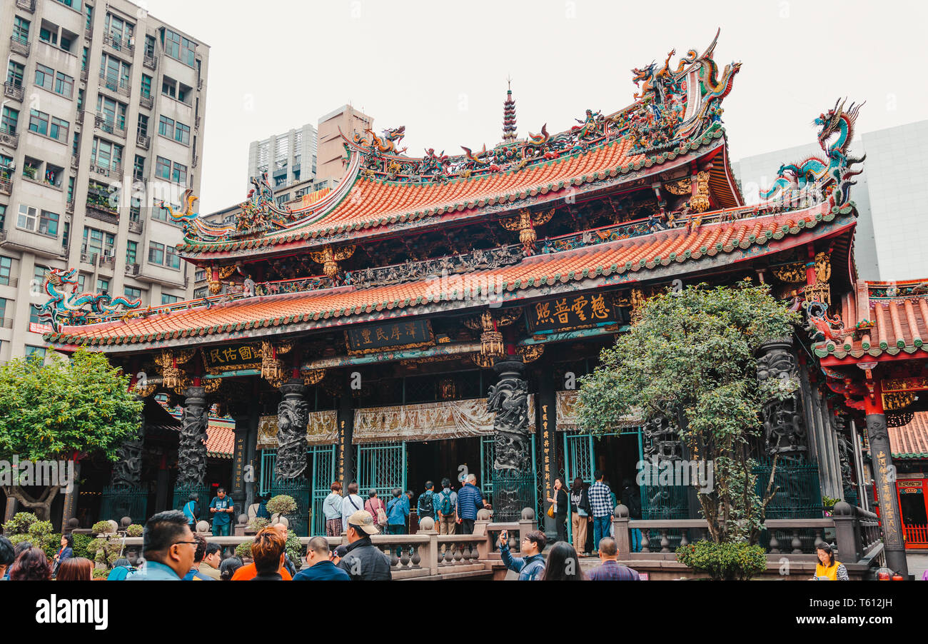 Shrine building at Longshan Temple in Wanhua District, Taipei, Taiwan ...
