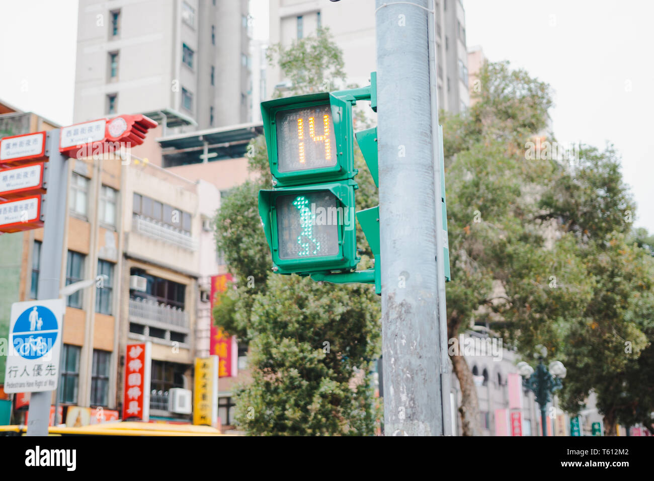 Pedestrian cross signal timer hi-res stock photography and images - Alamy