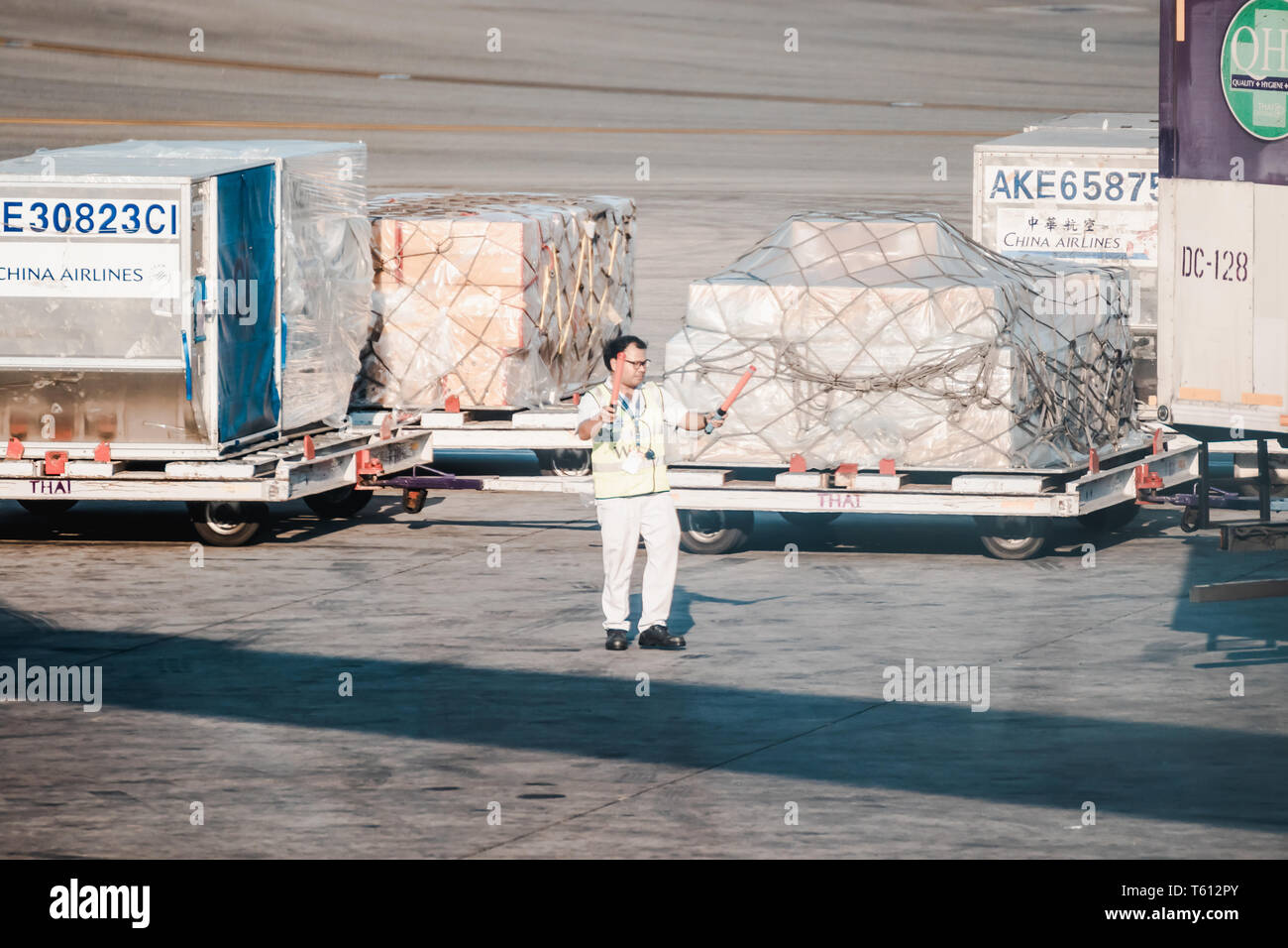 Airport ground crew signal hi-res stock photography and images - Alamy