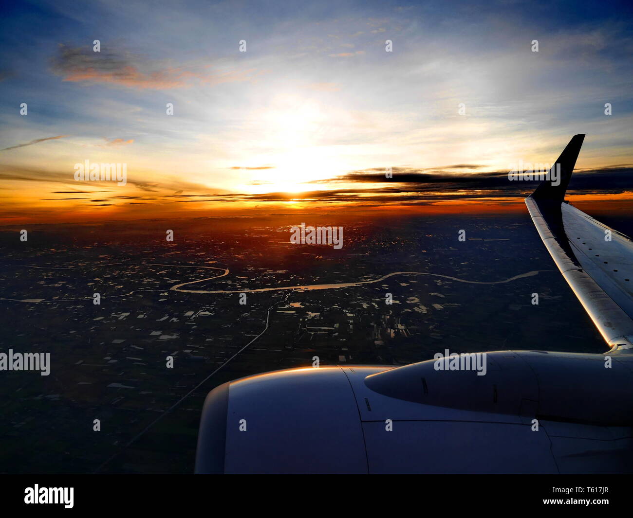 Night sky plane wing hi-res stock photography and images - Alamy