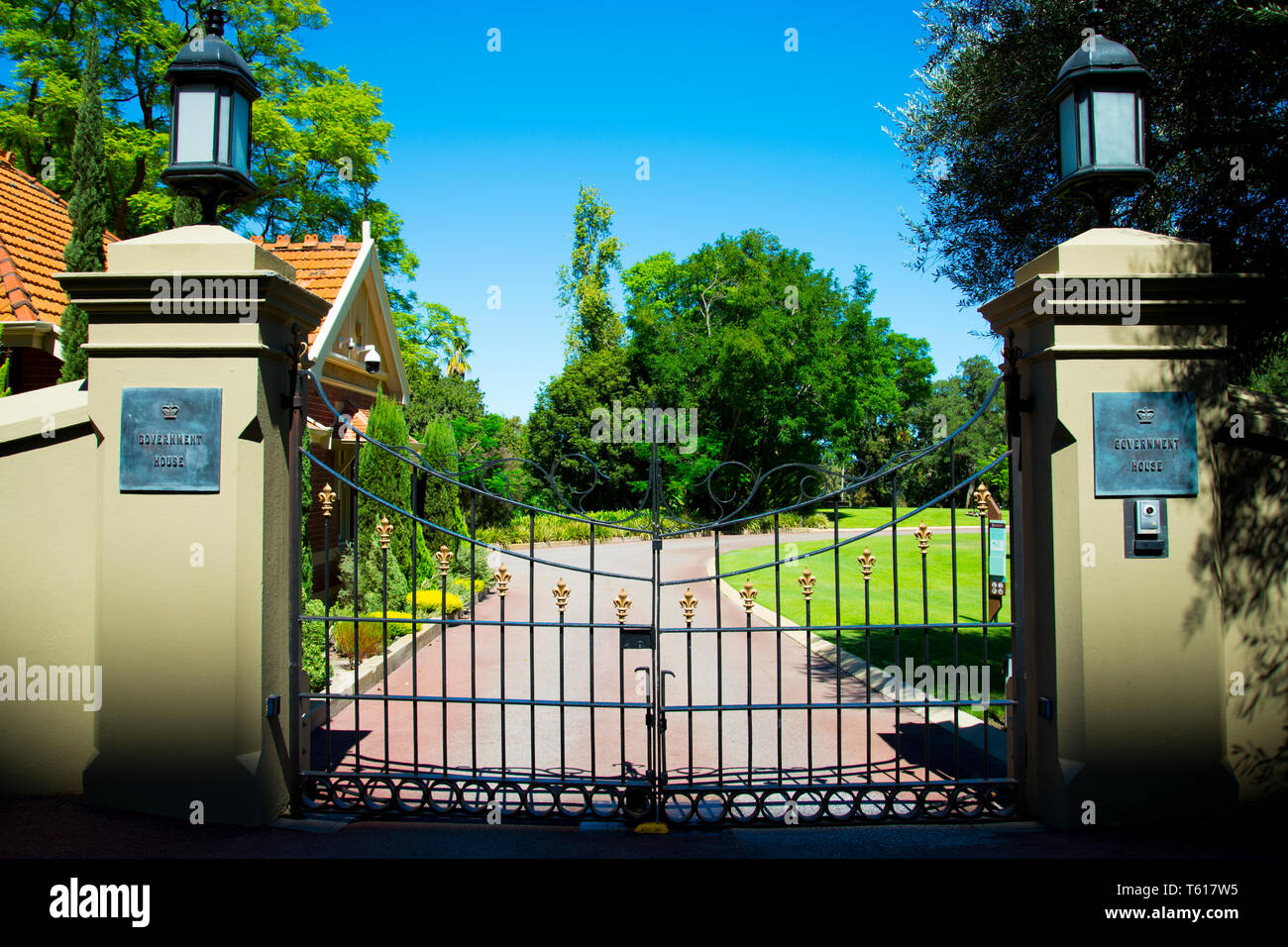 The gates of government house hi-res stock photography and images - Alamy
