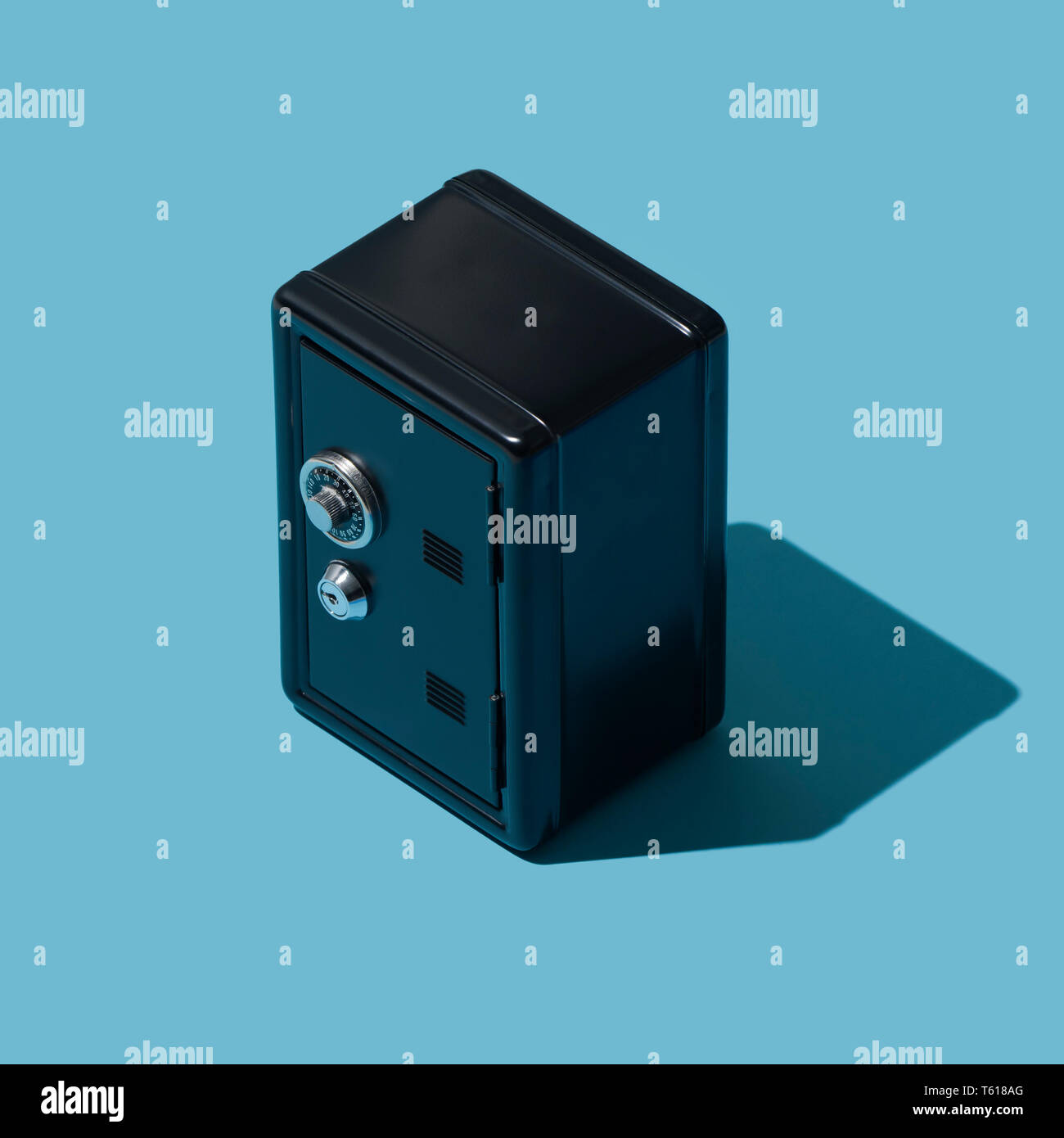 Bank safe isometric hi-res stock photography and images - Alamy