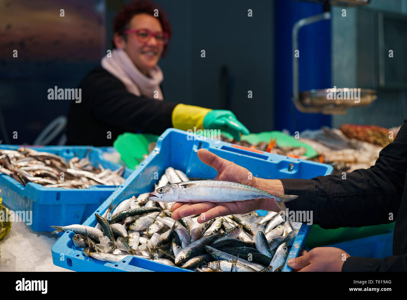 Woman fishmonger hi-res stock photography and images - Alamy