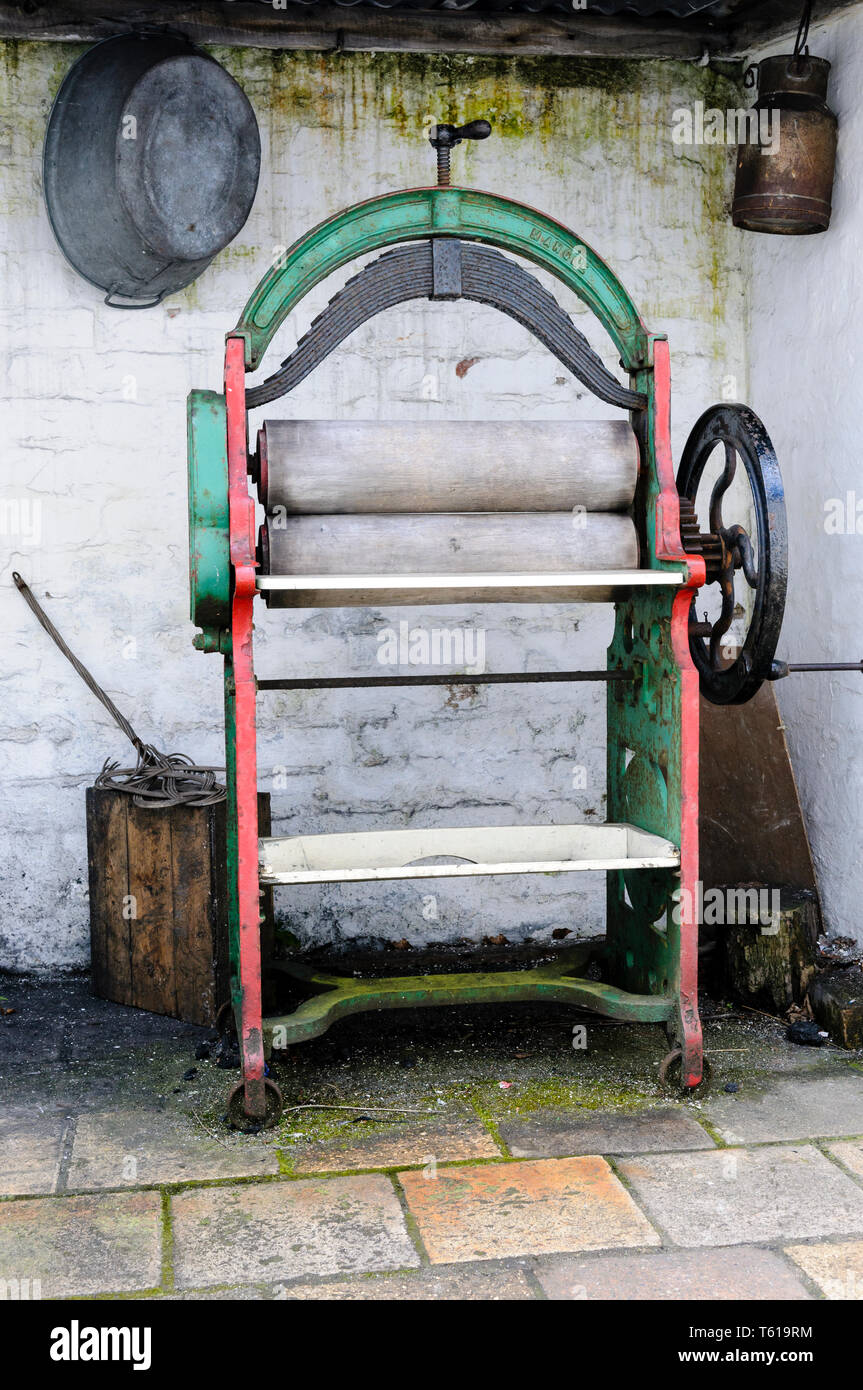 Old mangle hi-res stock photography and images - Alamy