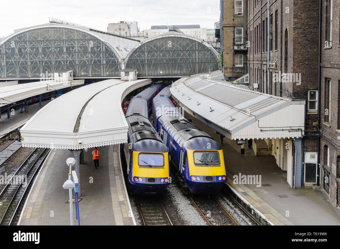 Trains on the platform at Paddington Railway Station Stock Photo - Alamy