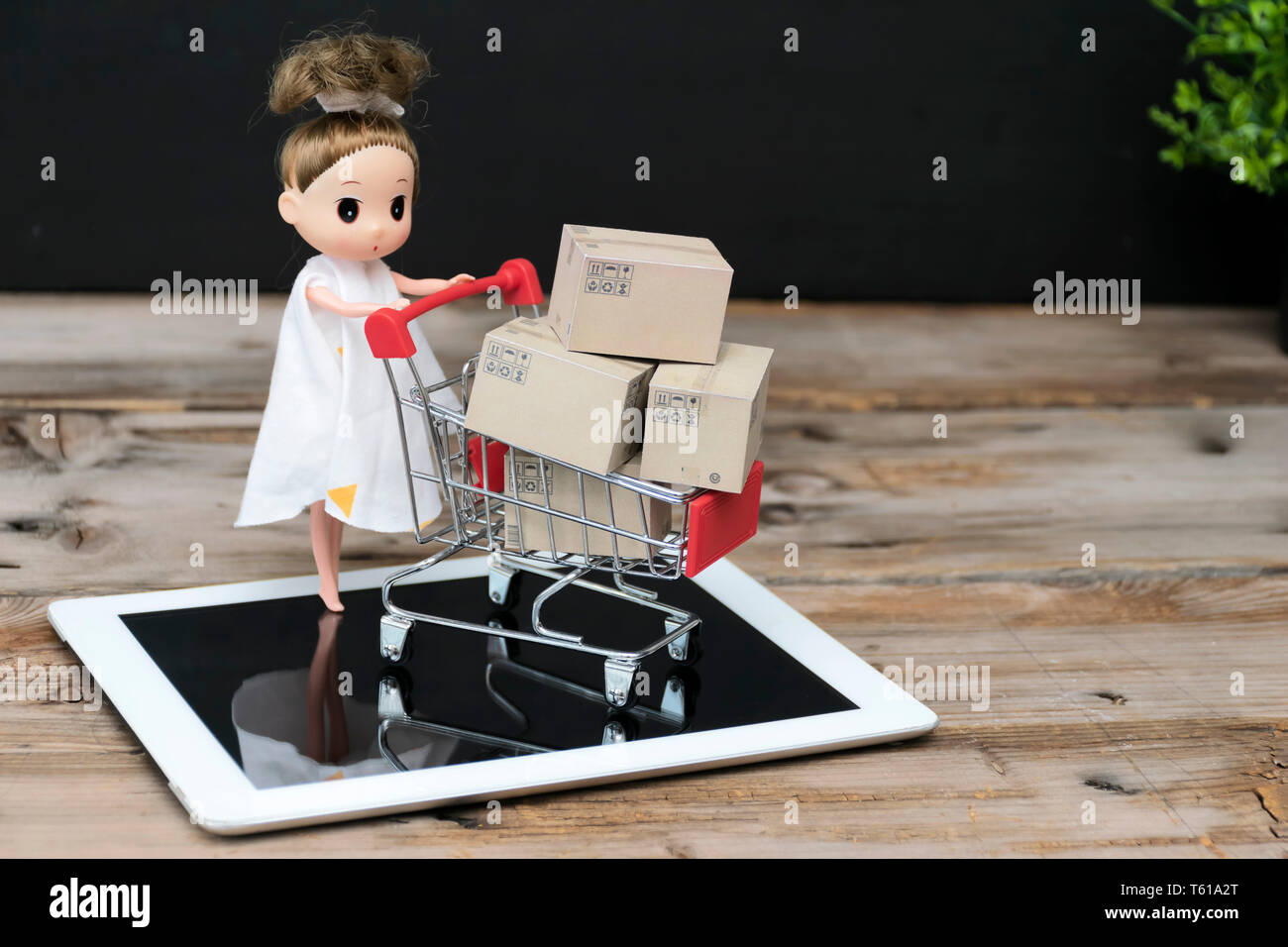 Paper doll woman hi-res stock photography and images - Alamy