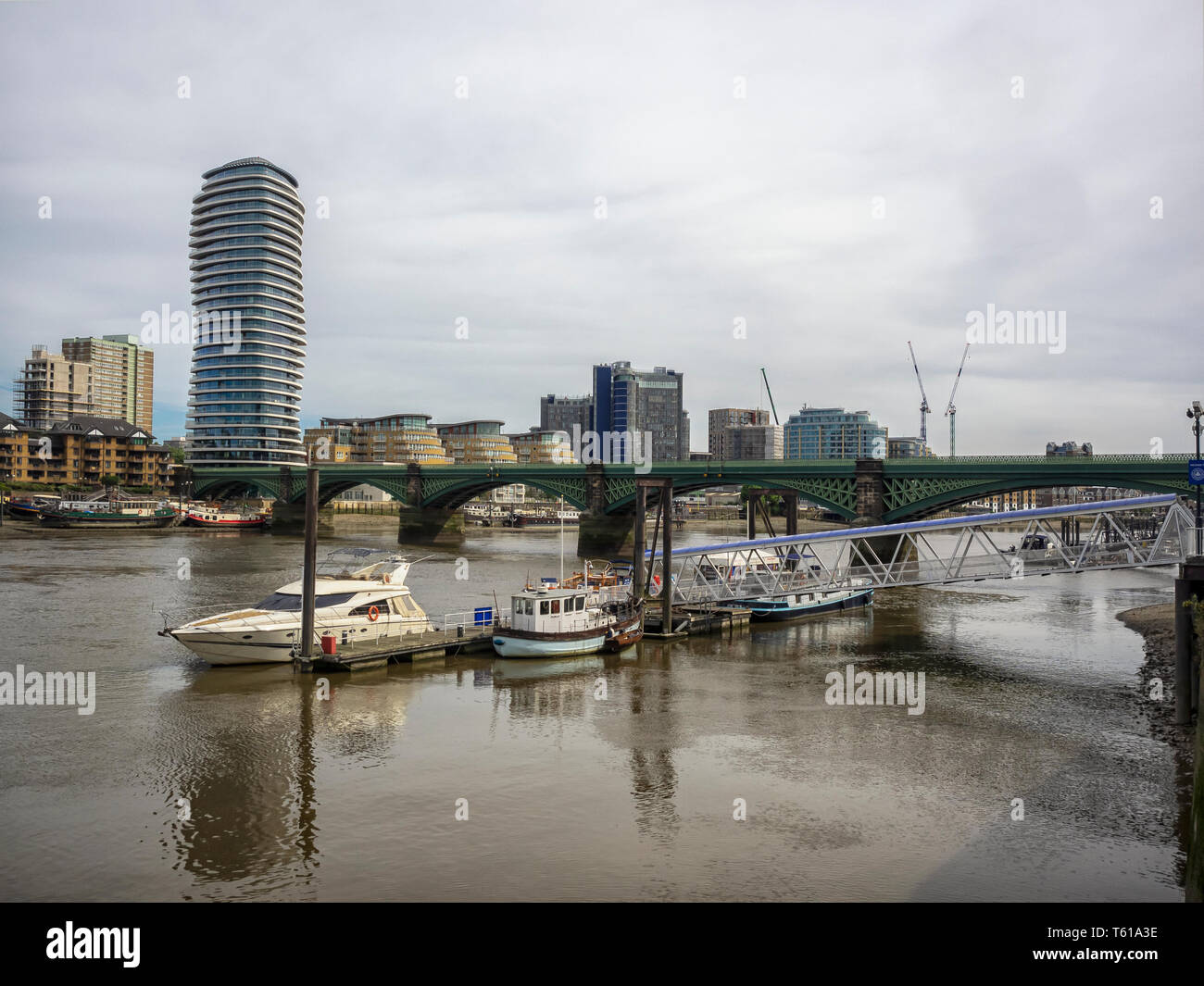 Chelsea harbour hi-res stock photography and images - Alamy
