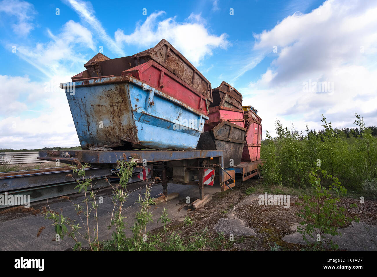 Empty flatbed trailer hi-res stock photography and images - Alamy