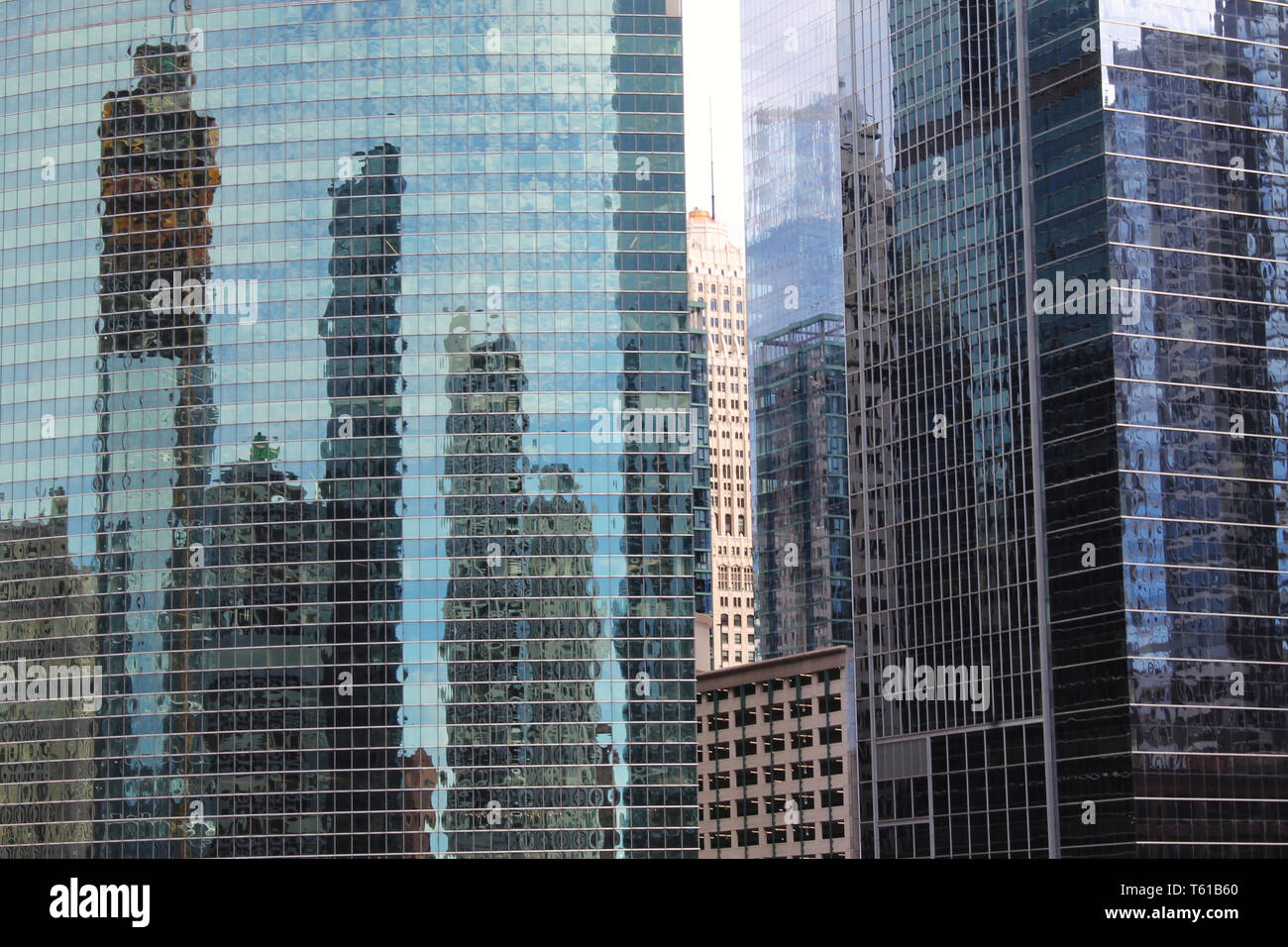 333 w lake st, a curved glass building along the Chicago River in ...