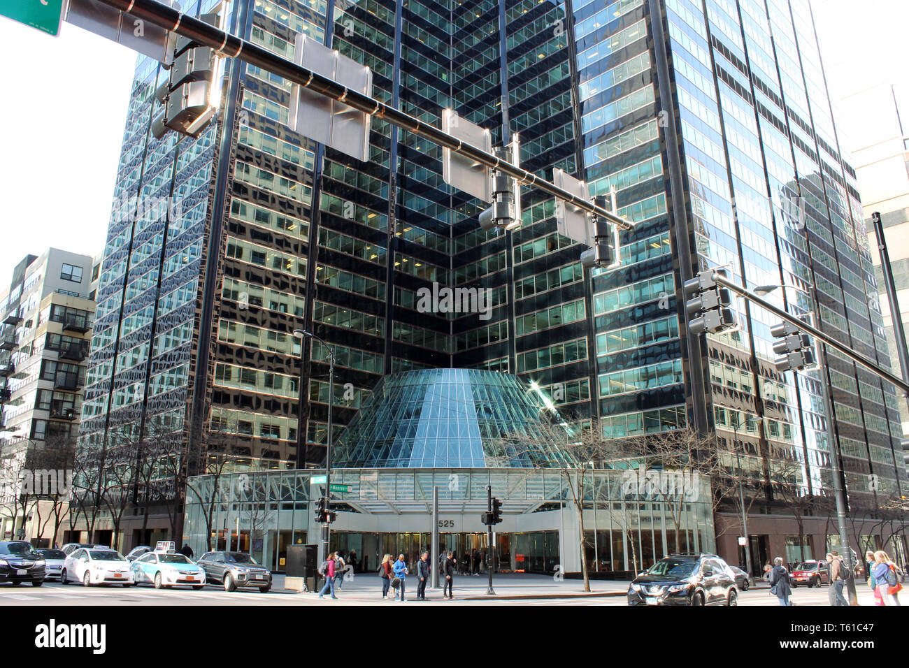 A tall glass skyscraper in the loop, Chicago, Illinois, USA Stock Photo ...