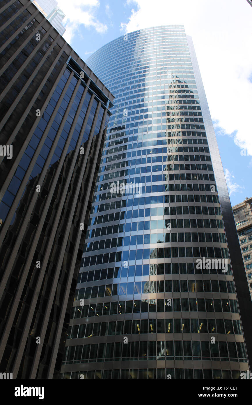 Curved glass office tower hi-res stock photography and images - Alamy