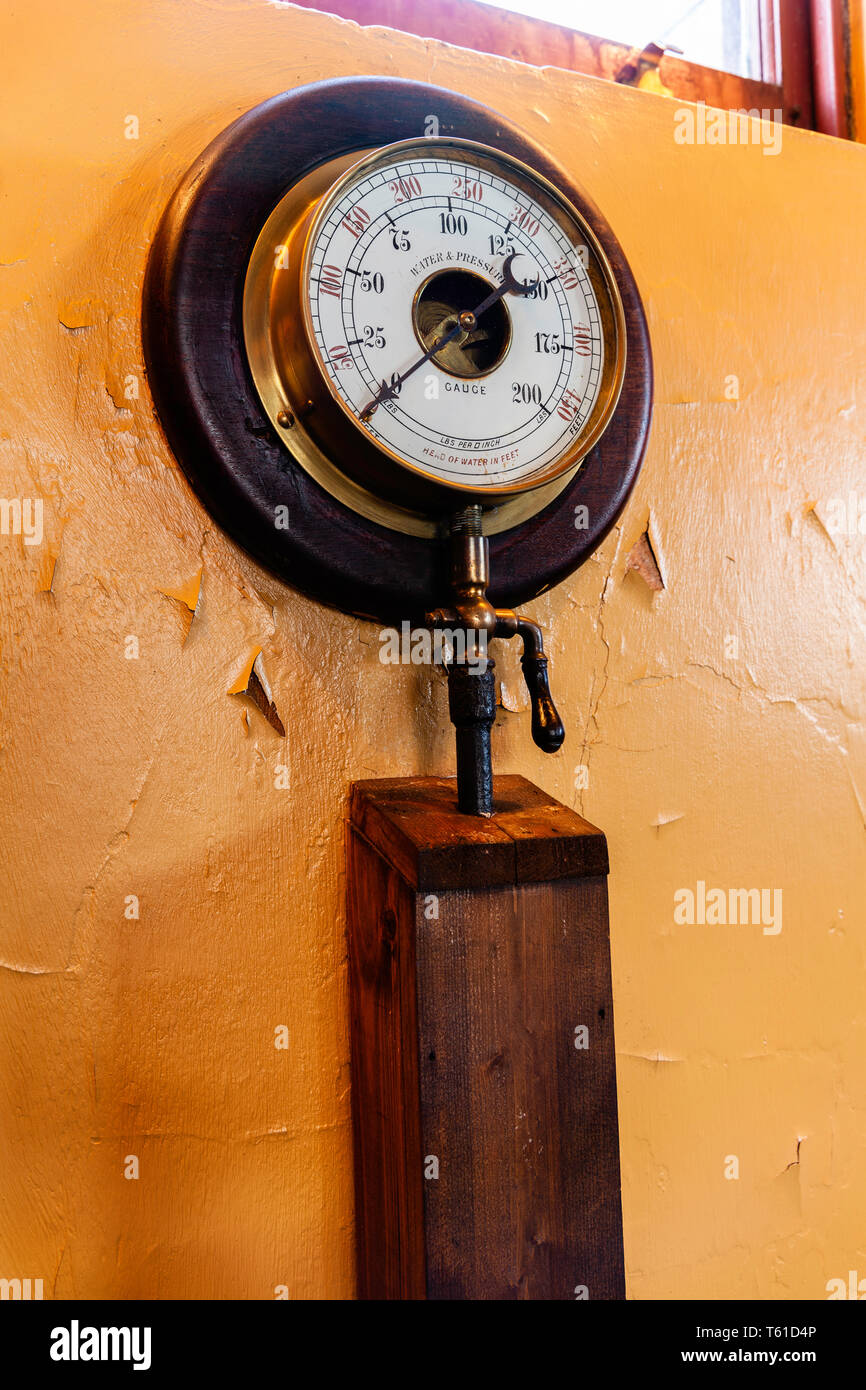 Old pressure gauge hi-res stock photography and images - Alamy