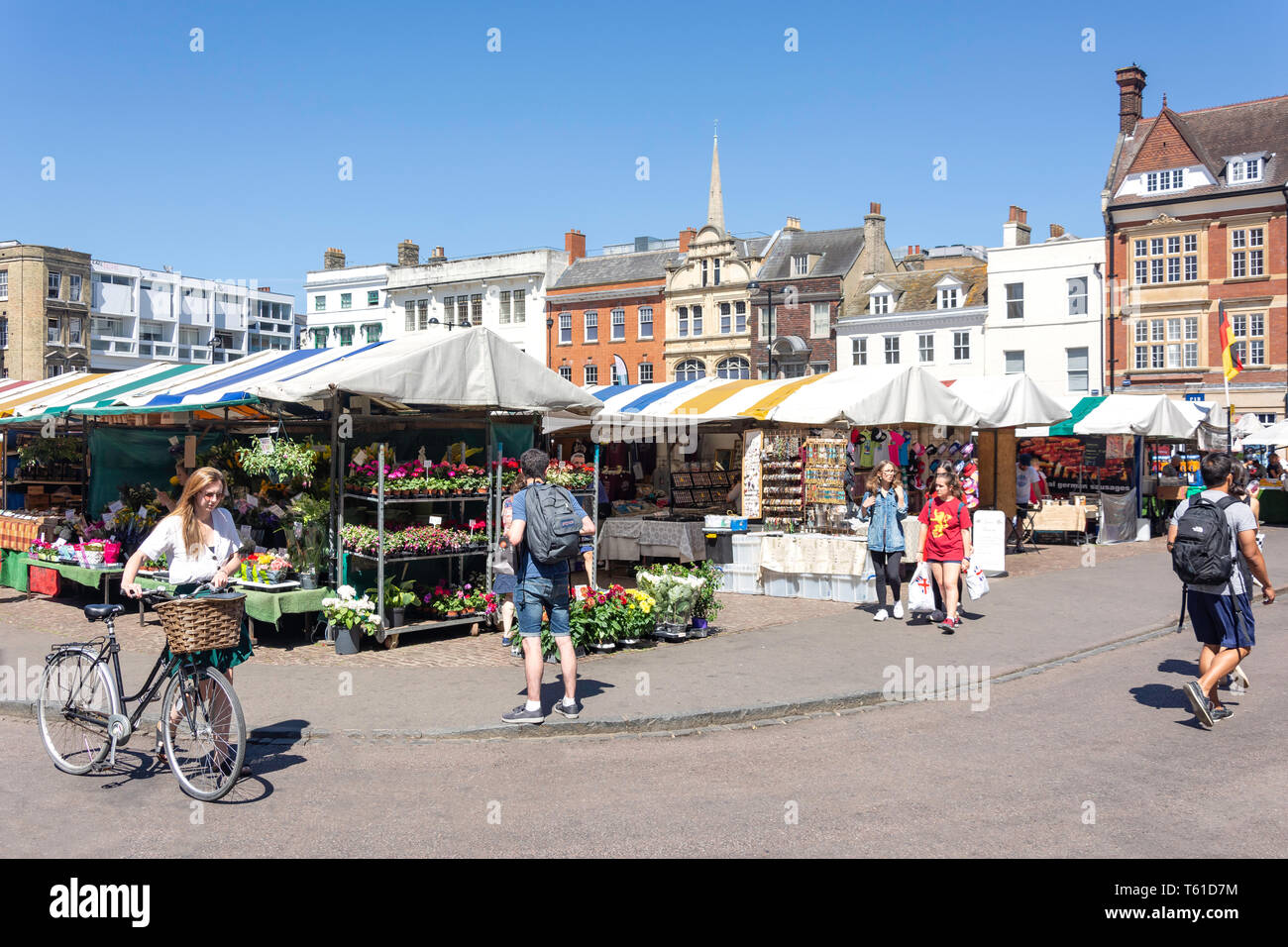 Stalls at Cambridge outdoor market, Market Square, Cambridge ...