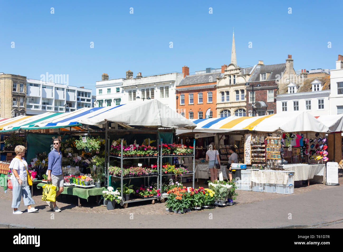 Stalls at Cambridge outdoor market, Market Square, Cambridge ...
