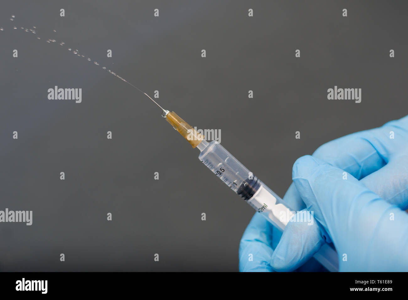 the doctor is preparing the vaccine Stock Photo - Alamy