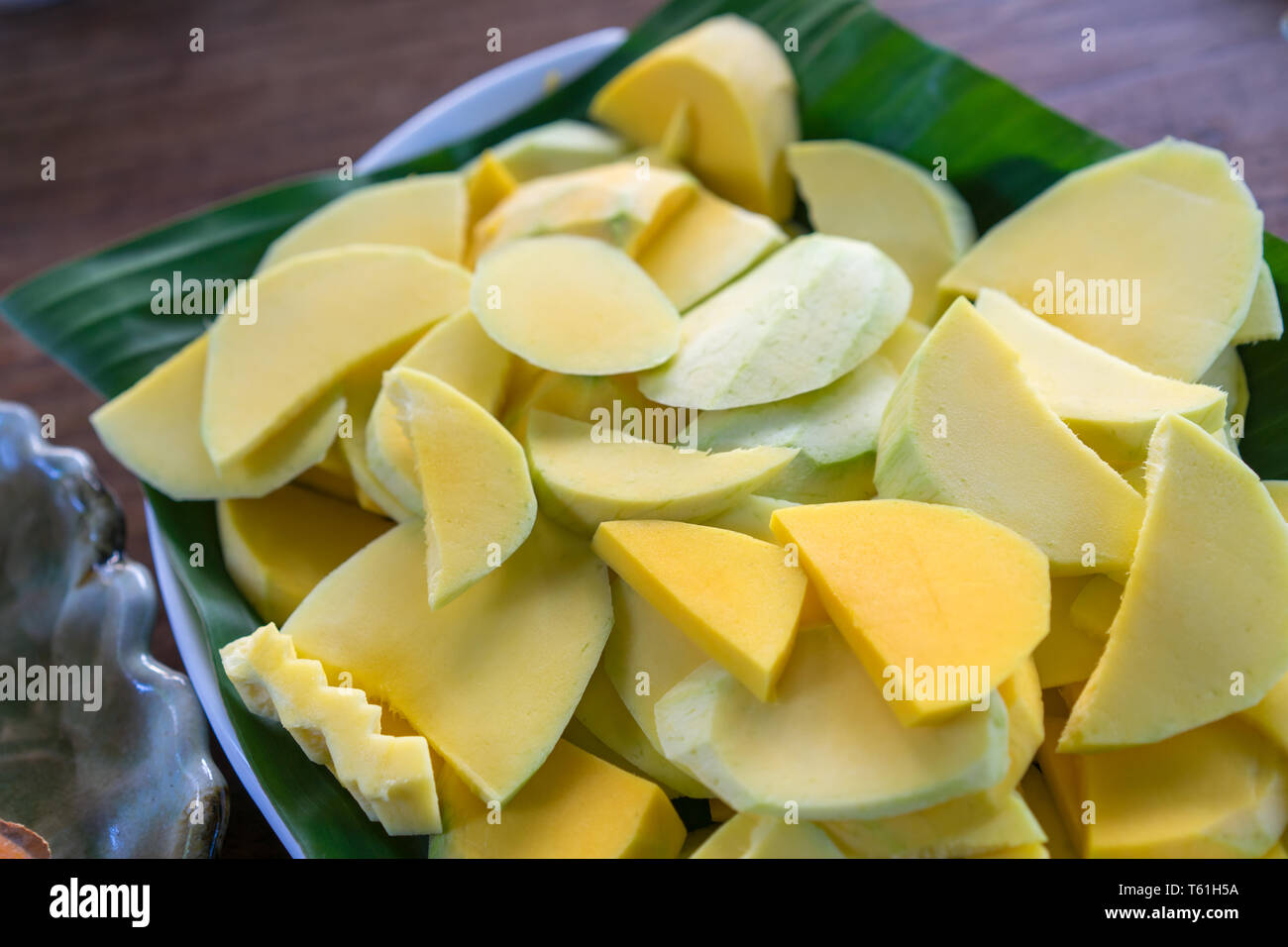 close up mango slide on disk ready to serve and eat Stock Photo - Alamy