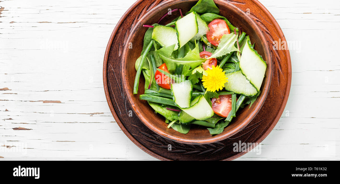 Vegetable salad with fresh lettuce in clay pot Stock Photo - Alamy