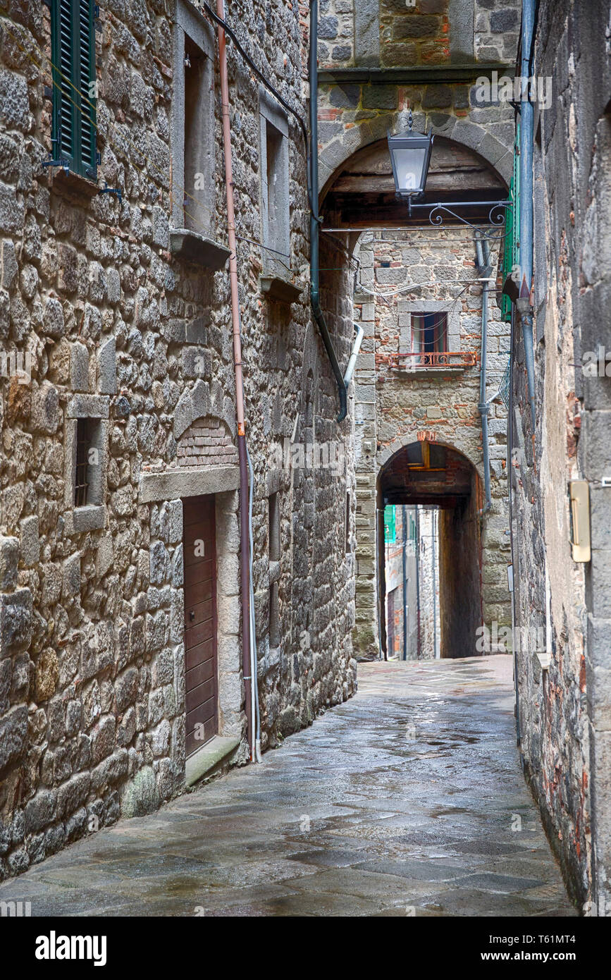 Narrow alleys hi-res stock photography and images - Alamy