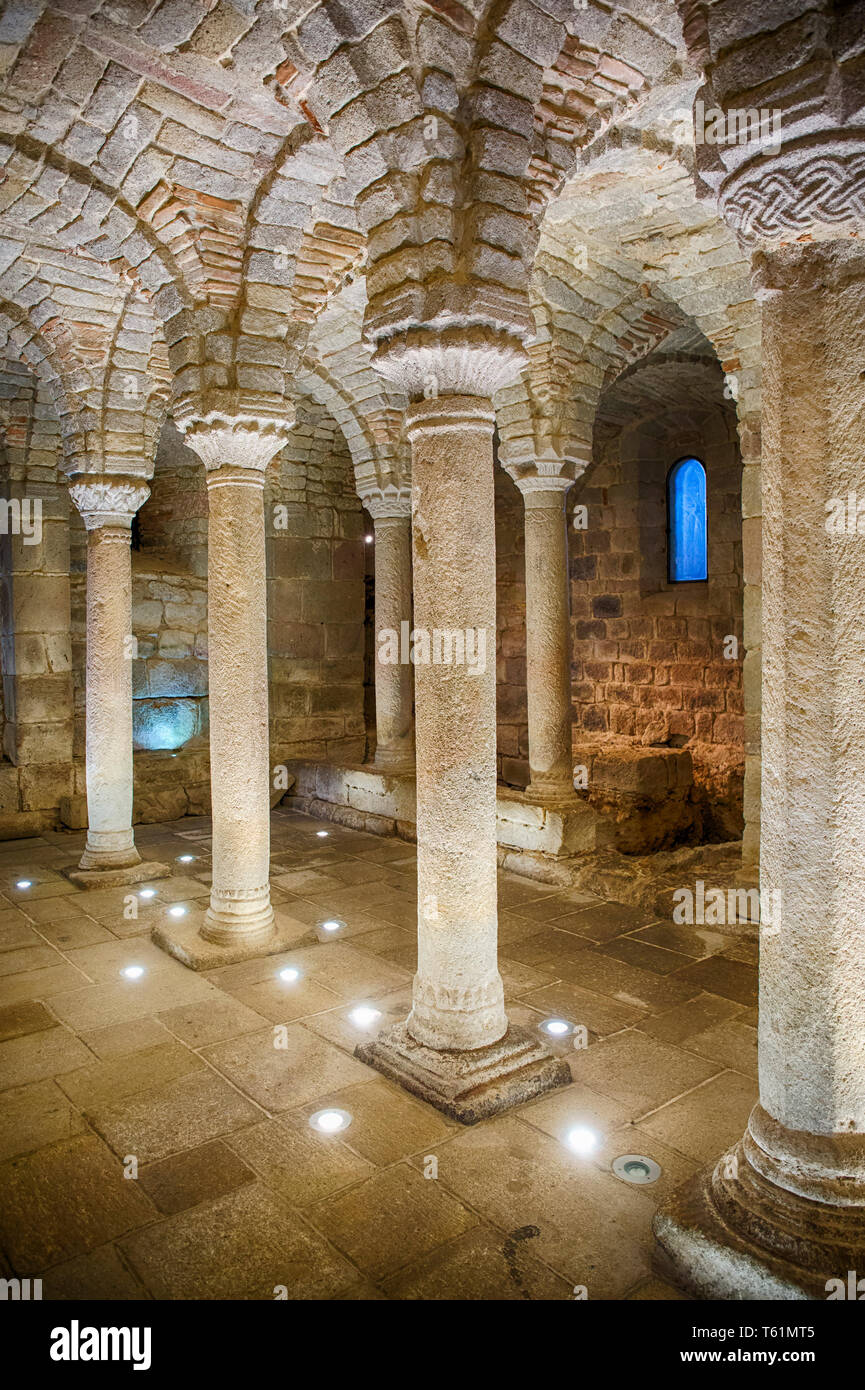 Pillar crypt hi-res stock photography and images - Alamy
