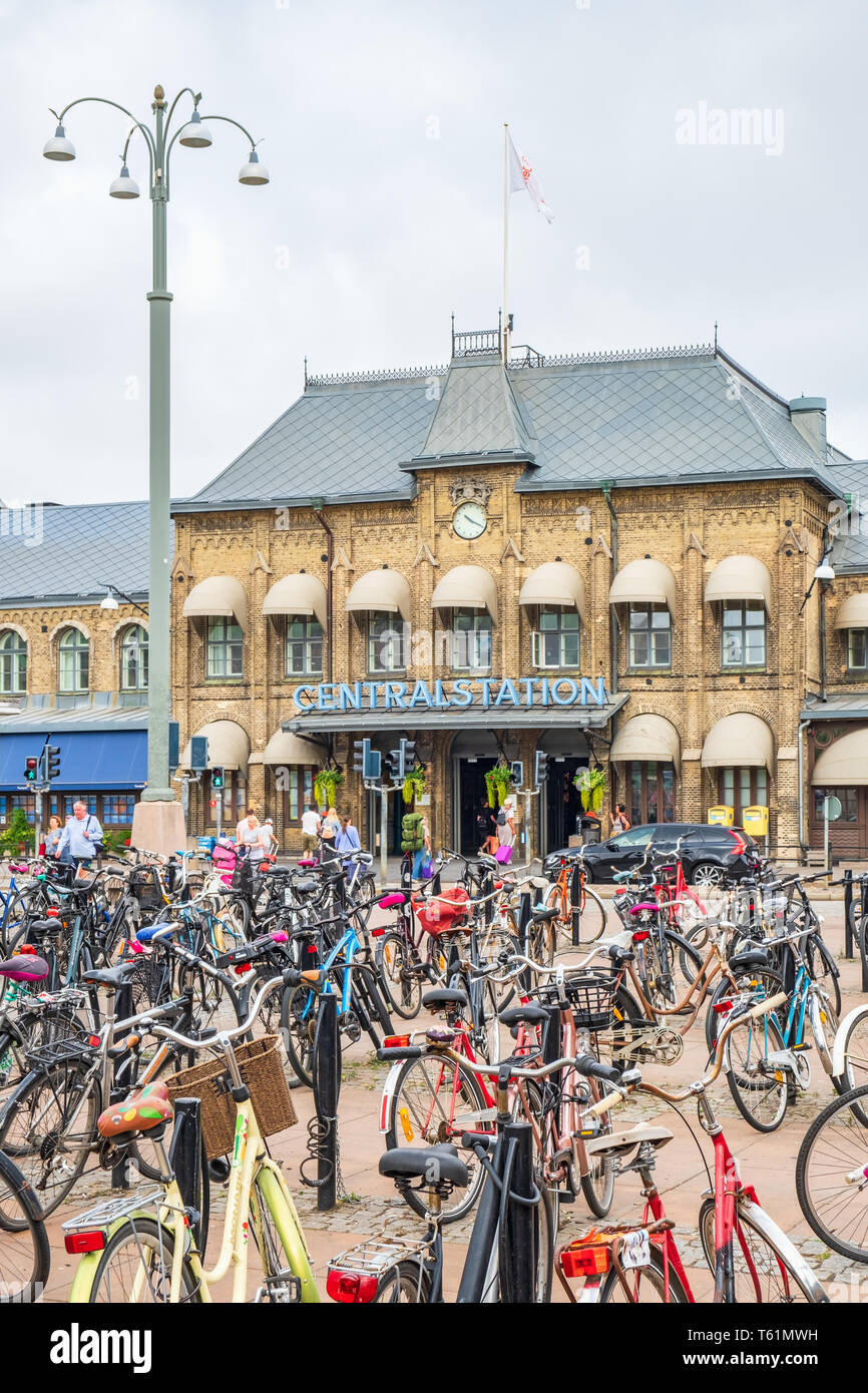 Group of people station square parking hi-res stock photography and ...