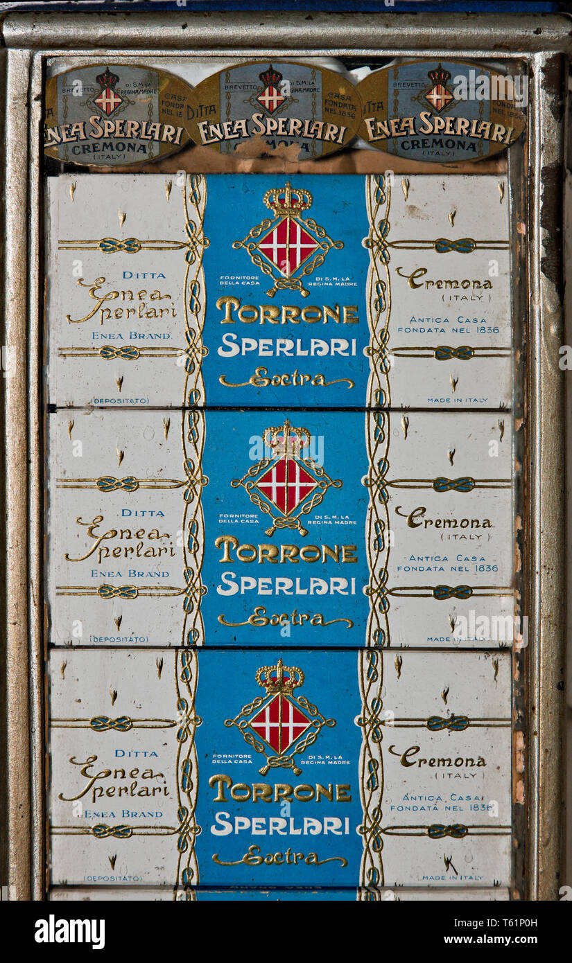 Cremona, via Solferino, Negozio Sperlari (punto vendita di torrone ...