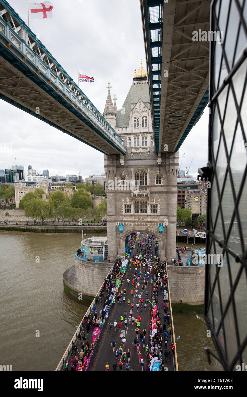 Runners on Tower Bridge during the 2019 Virgin Money London Marathon ...