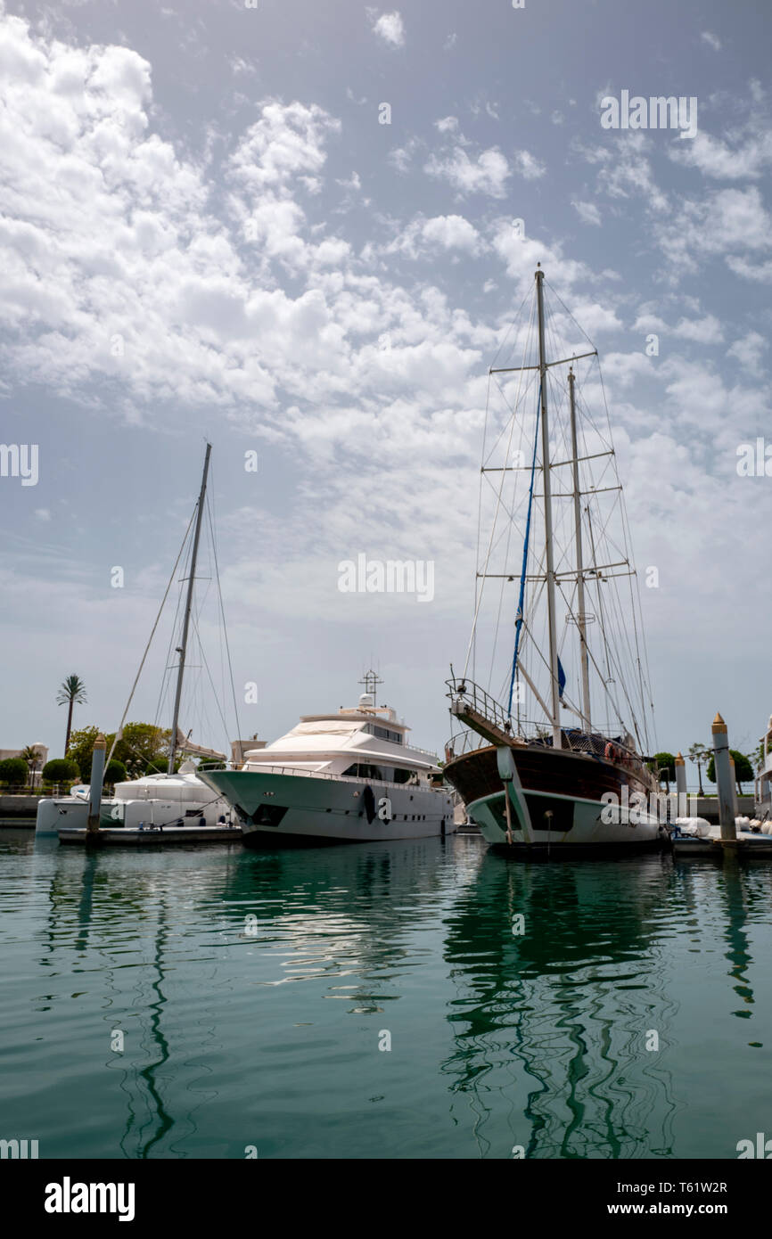 Emirates Palace Marine in Abu Dhabi, UAE Stock Photo - Alamy