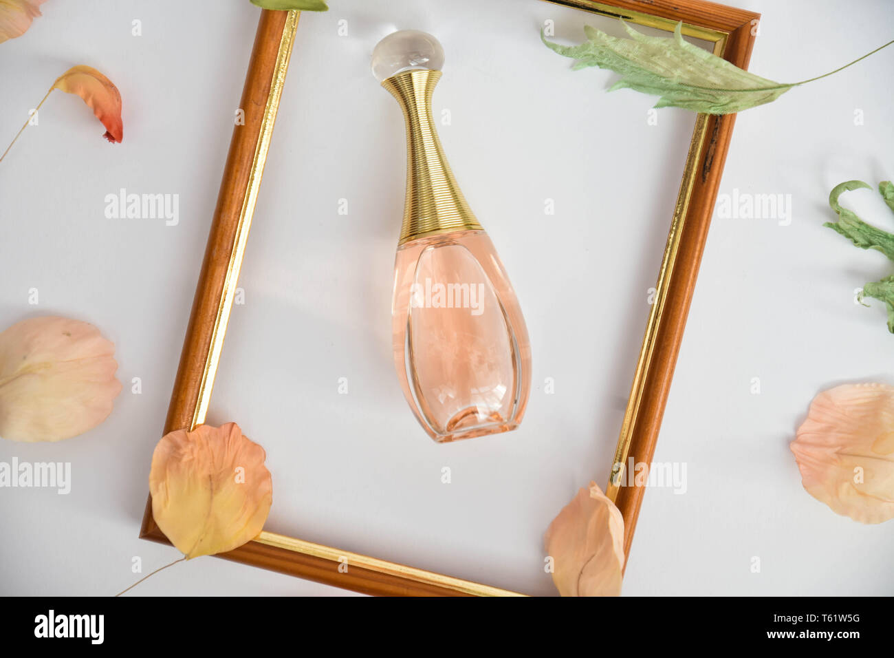 Pink perfume hi-res stock photography and images - Alamy