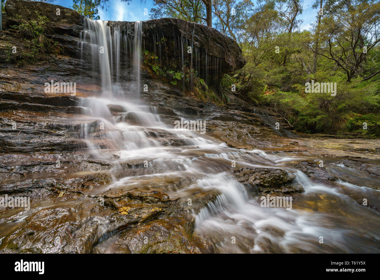 waterfall on weeping rock walking track, blue mountains national park ...