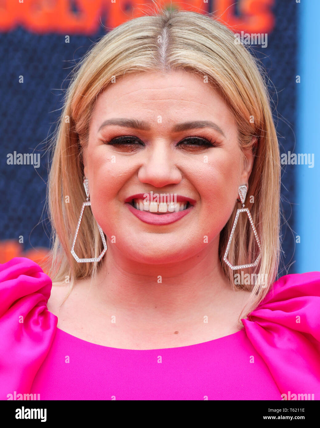 LOS ANGELES, CALIFORNIA, USA - APRIL 27: Singer Kelly Clarkson wearing ...