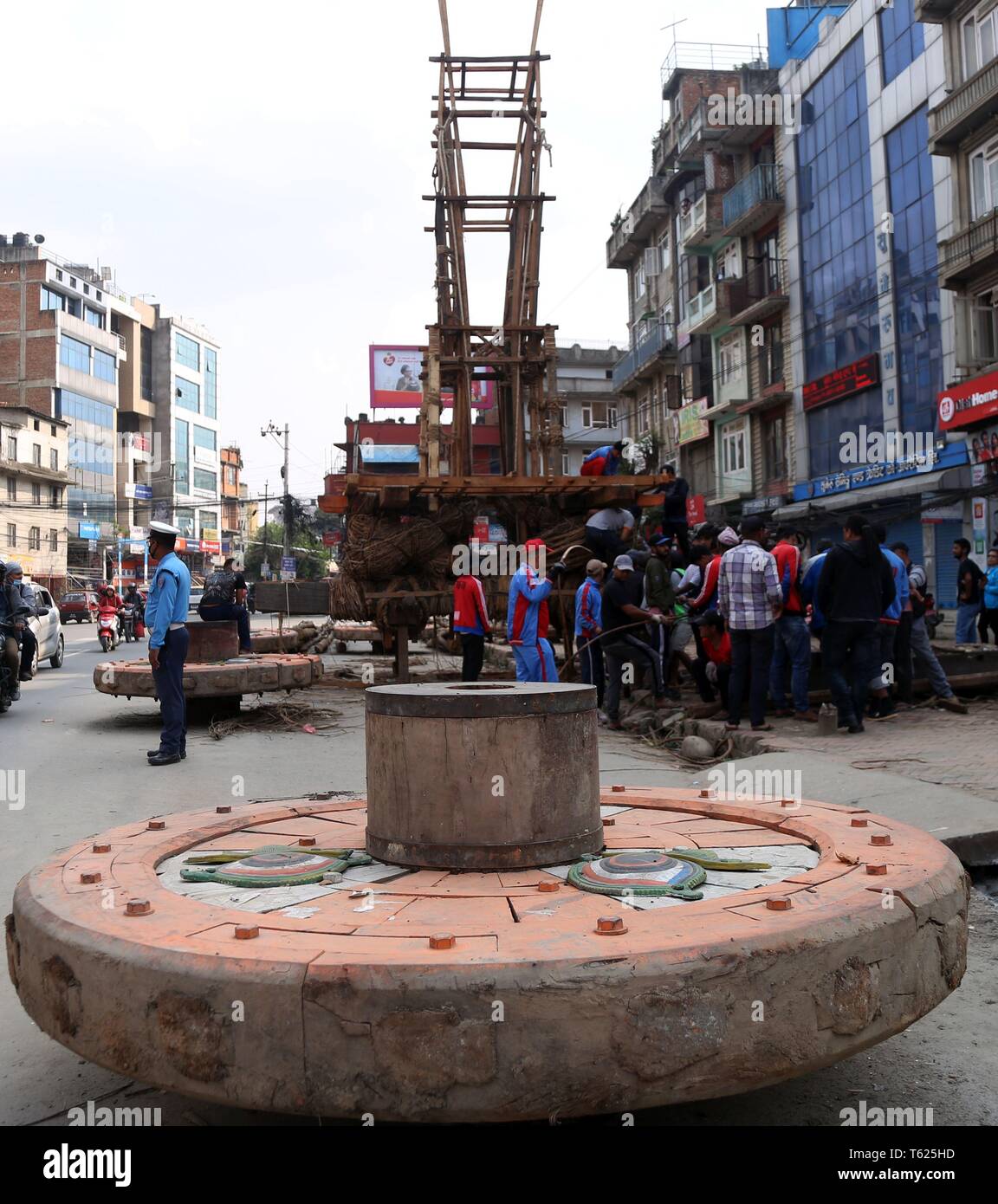 Lalitpur, Nepal. 28th Apr, 2019. People prepare the chariot of Rato ...