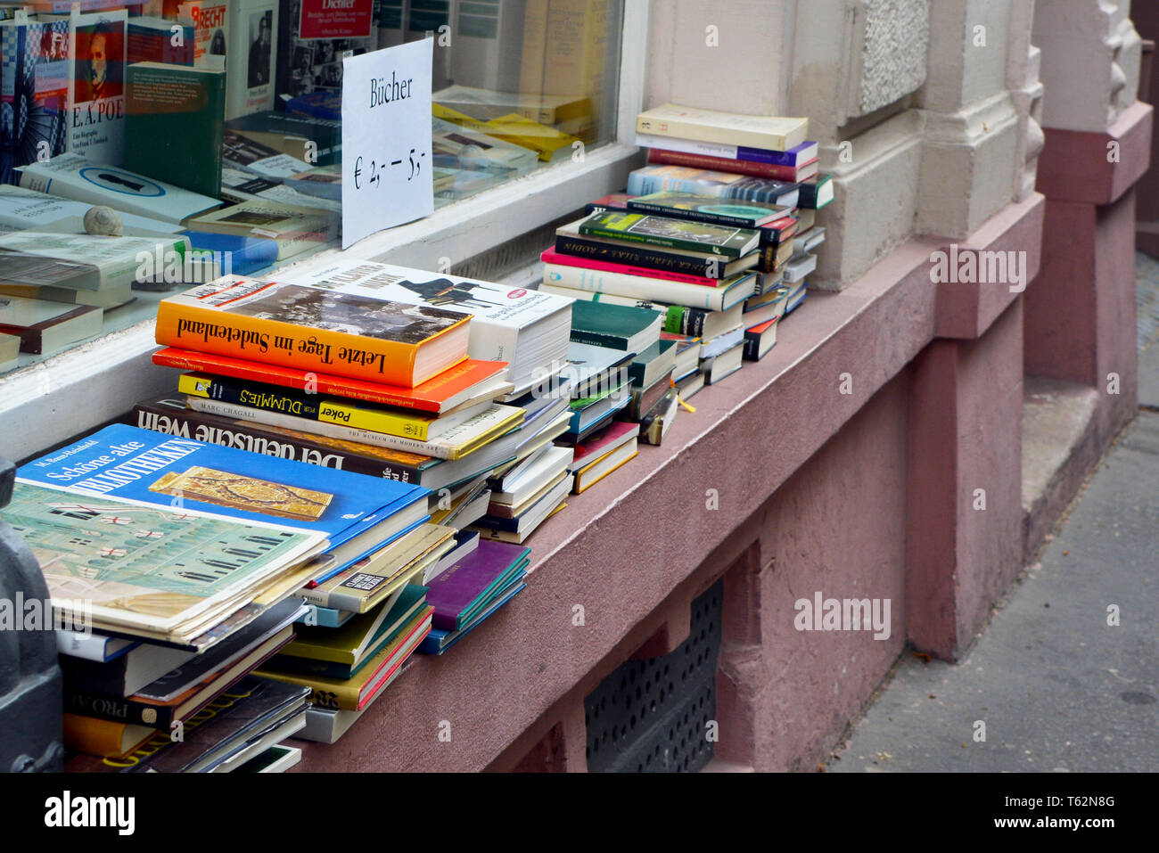 Outdoor bookshelf hi-res stock photography and images - Alamy