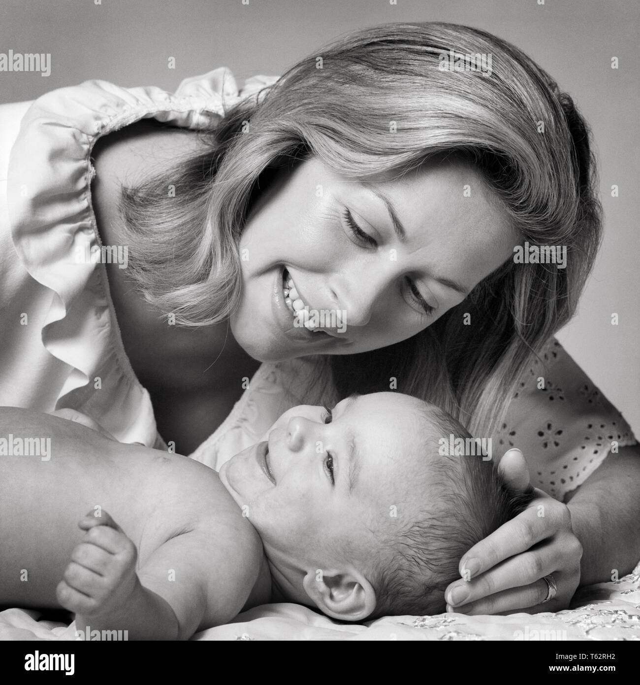 1970s mother with children hi-res stock photography and images - Alamy