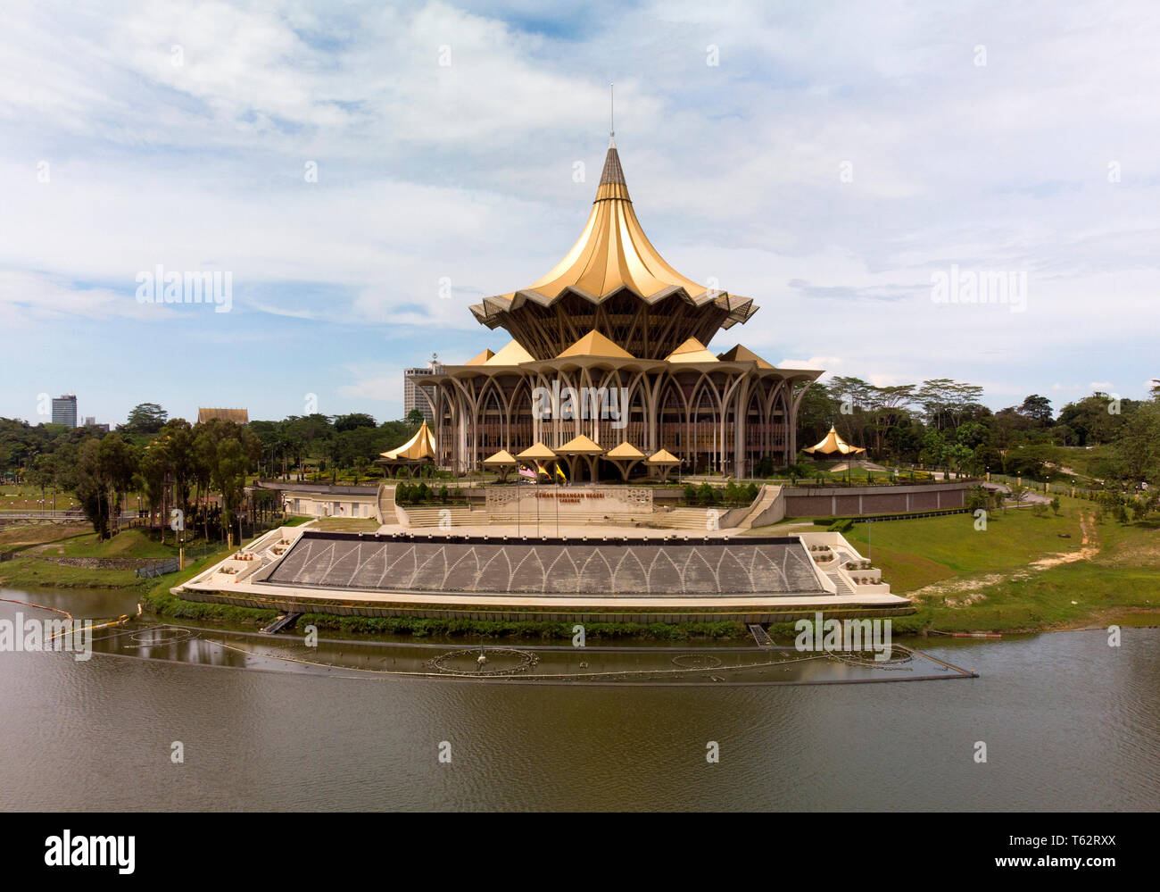 Bangunan dewan undangan negeri sarawak baru hi-res stock photography ...