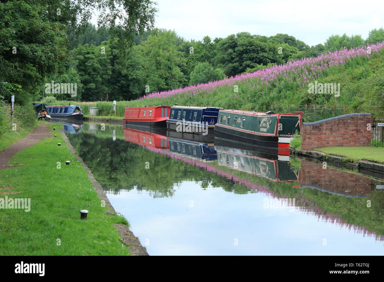 Staffordshire and worcester canal hi-res stock photography and images ...